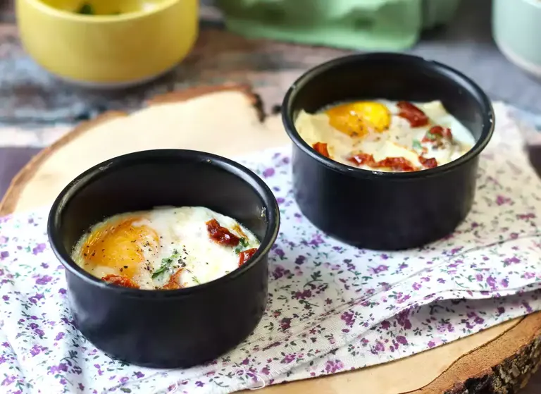 Ovo com queijo de cabra e tomate seco na air fryer!