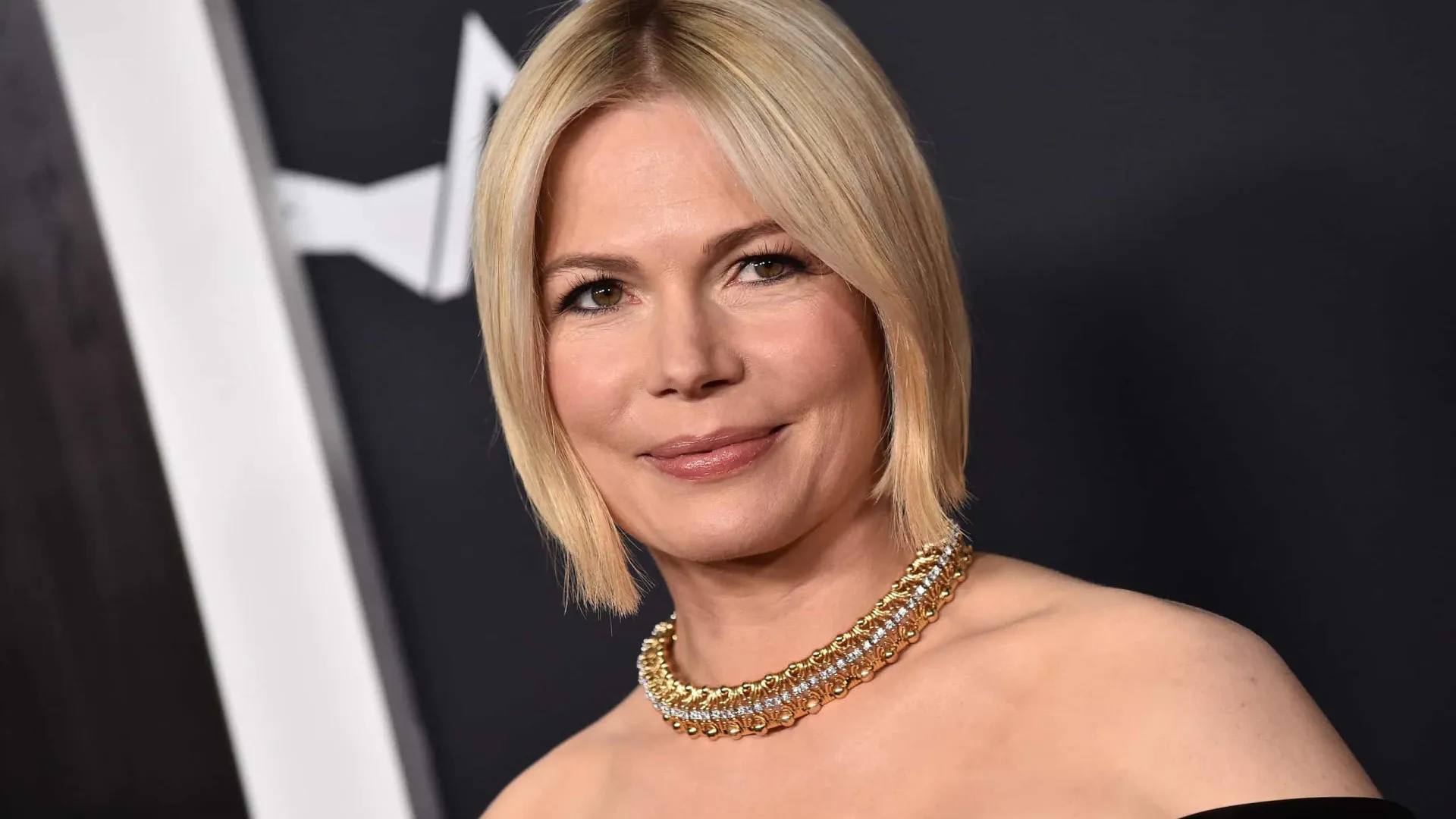 Michelle Williams vista pela primeira vez com quatro filho
