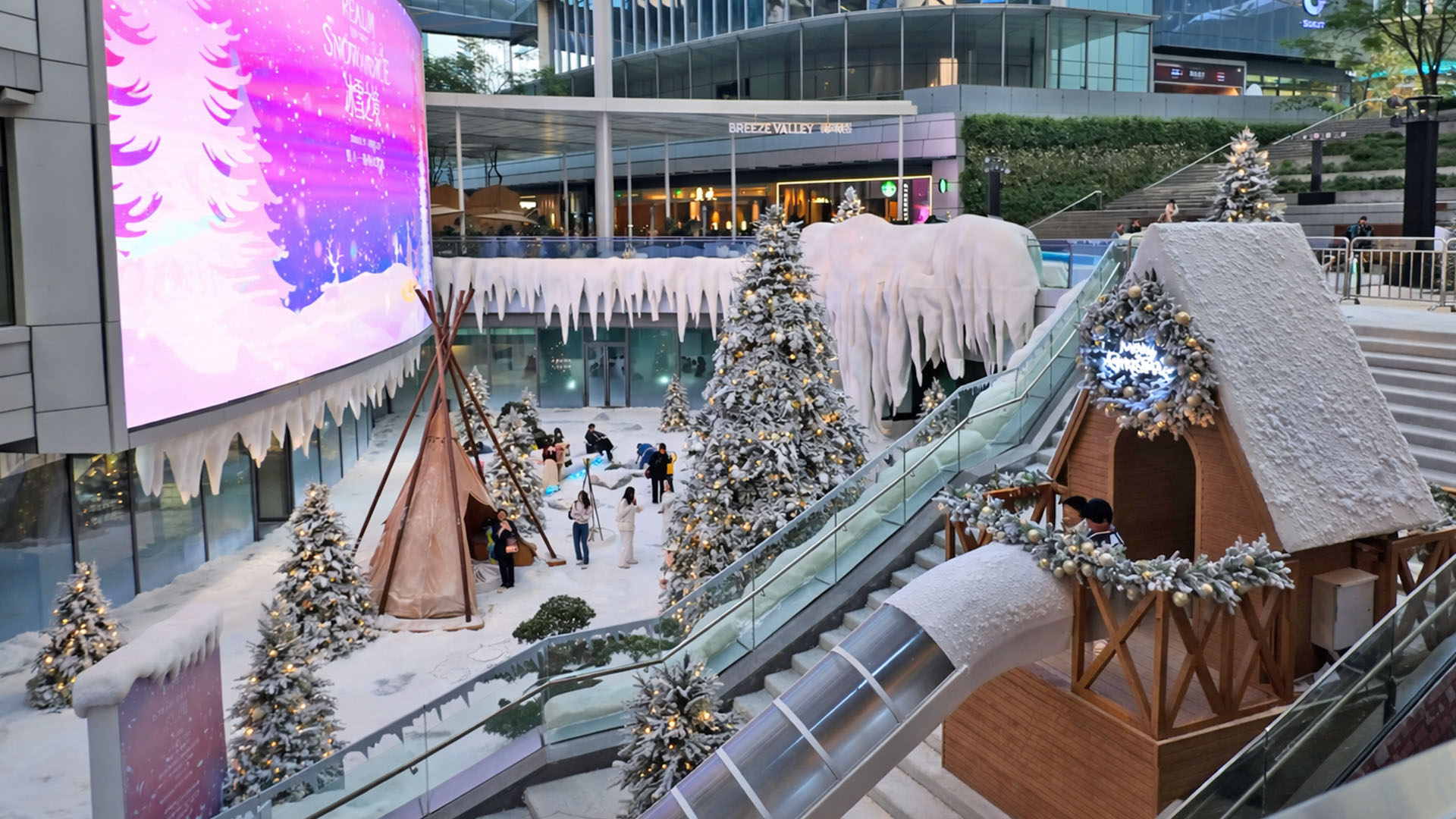 Shenzhen creates a snow village indoors