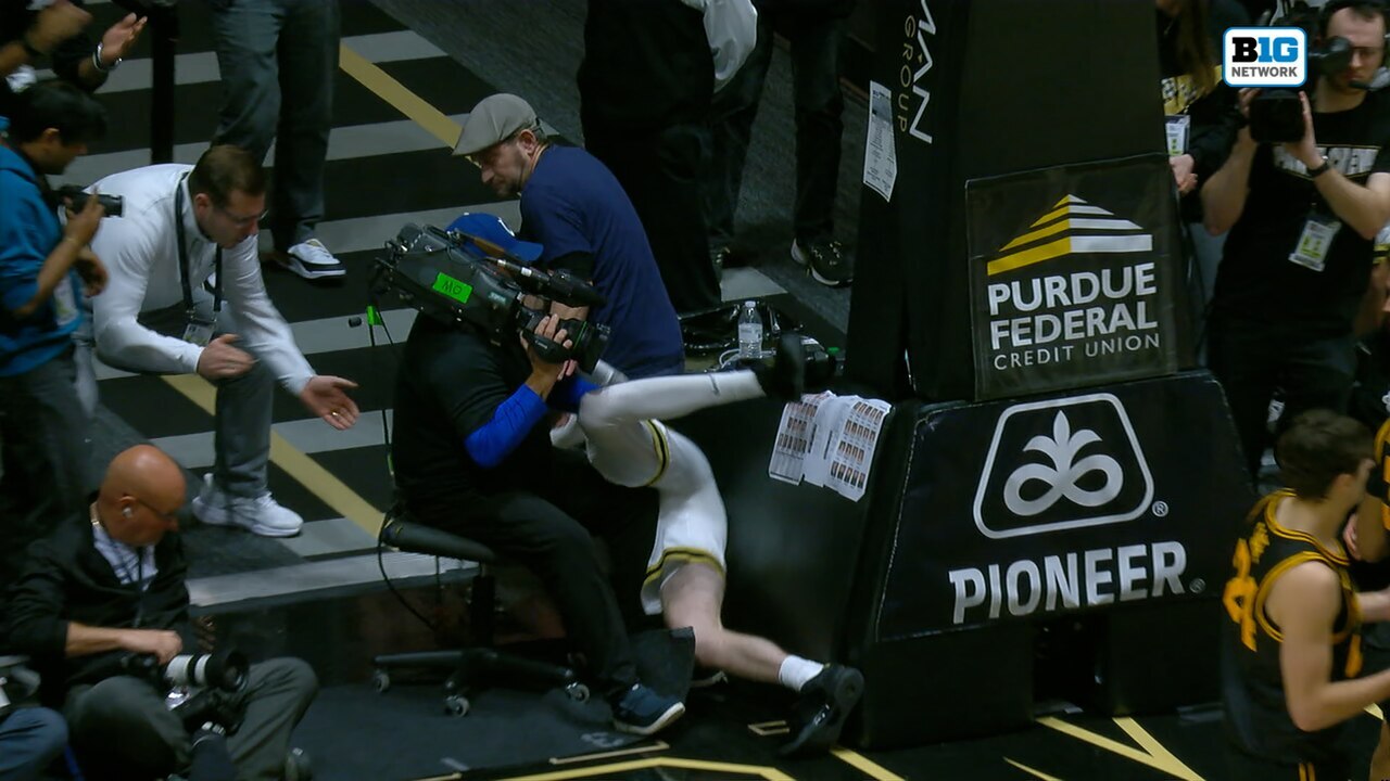 Braden Smith crashes with cameraman after incredible 3-PT play, Purdue ...