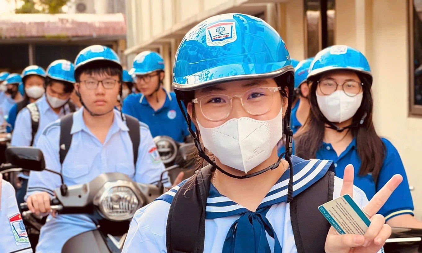 Vietnam high school goes viral for praising the first 10 students to ...