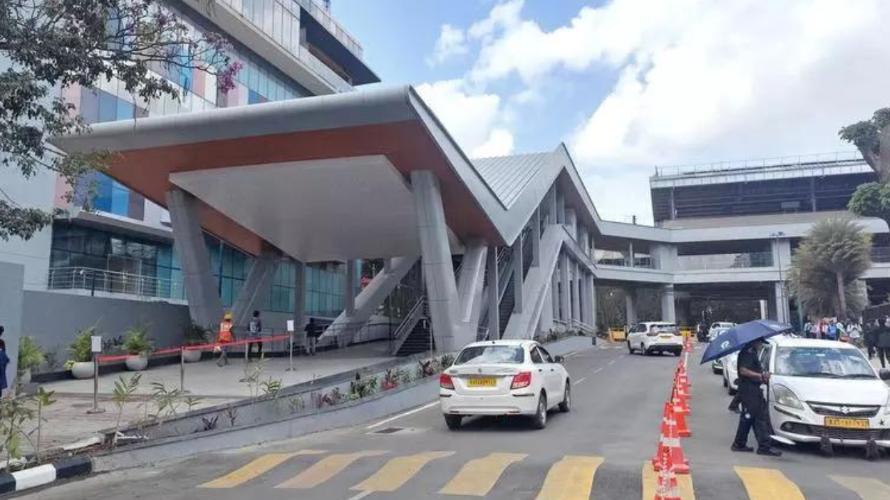 No more road rush: Skywalk from metro to ITPB opens tomorrow; 50k ...