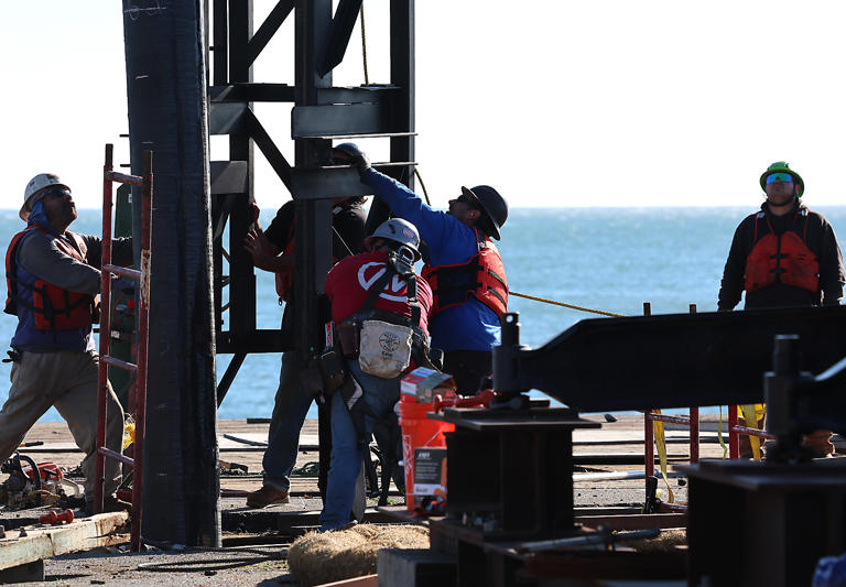 Photos | Repairs to Santa Cruz Municipal Wharf begin