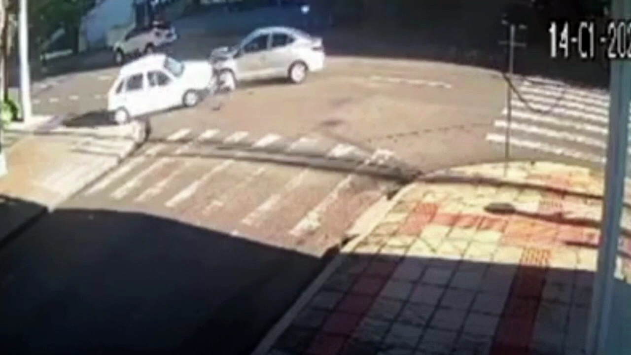 Vídeo: carro invade casa após batida e criança de 2 anos fica ferida em ...