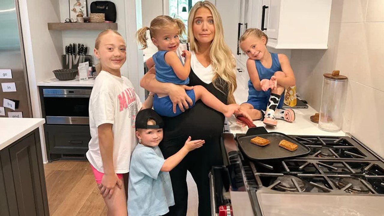 Morning routine with 4 kids while 9 months pregnant