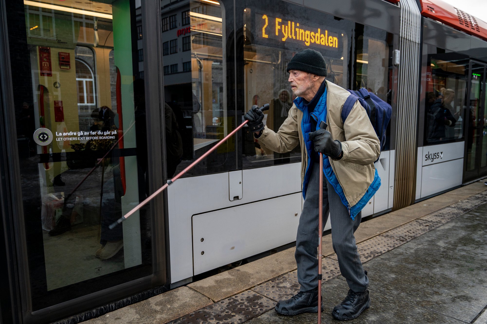 Døren på Bybanen lukket seg på Sverre (98): – Jeg ble dratt med i flere ...