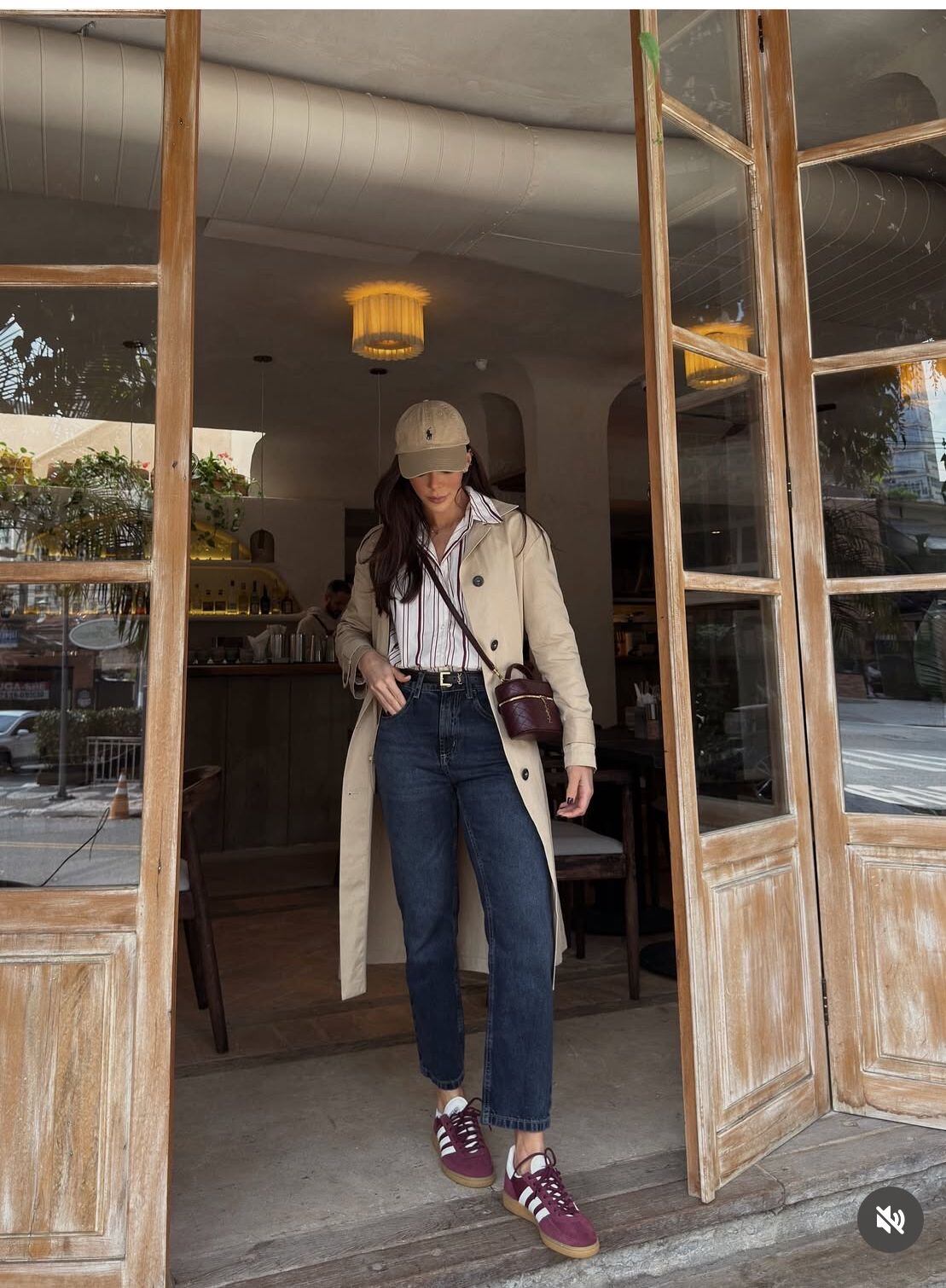 ¡Adiós acampanados! Los mom jeans están de regreso en 2026 con un “giro ...