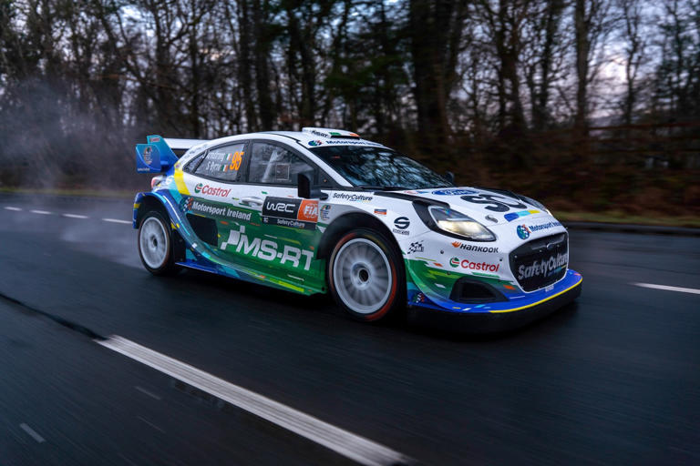 Ford Puma untuk WRC 2026 bernuansa putih, hijau, dan biru