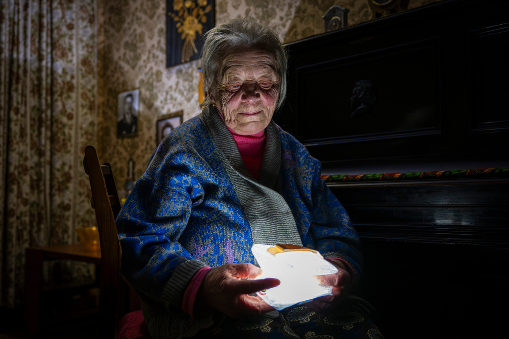 Ukrainians endure freezing temperatures at home as crews rush to ...