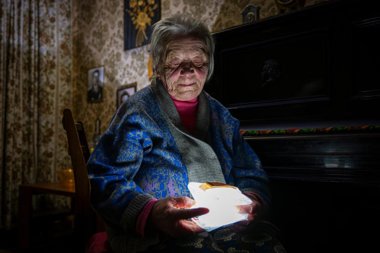 Ukrainians endure freezing temperatures at home as crews rush to ...