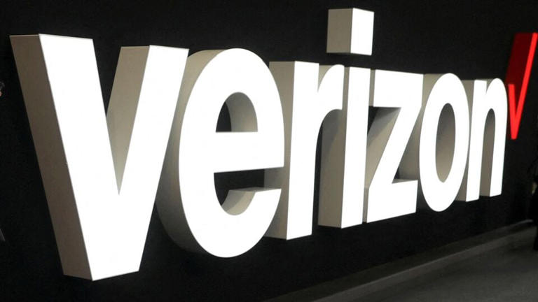 Verizon outage leaves thousands of users without signal: When will ...