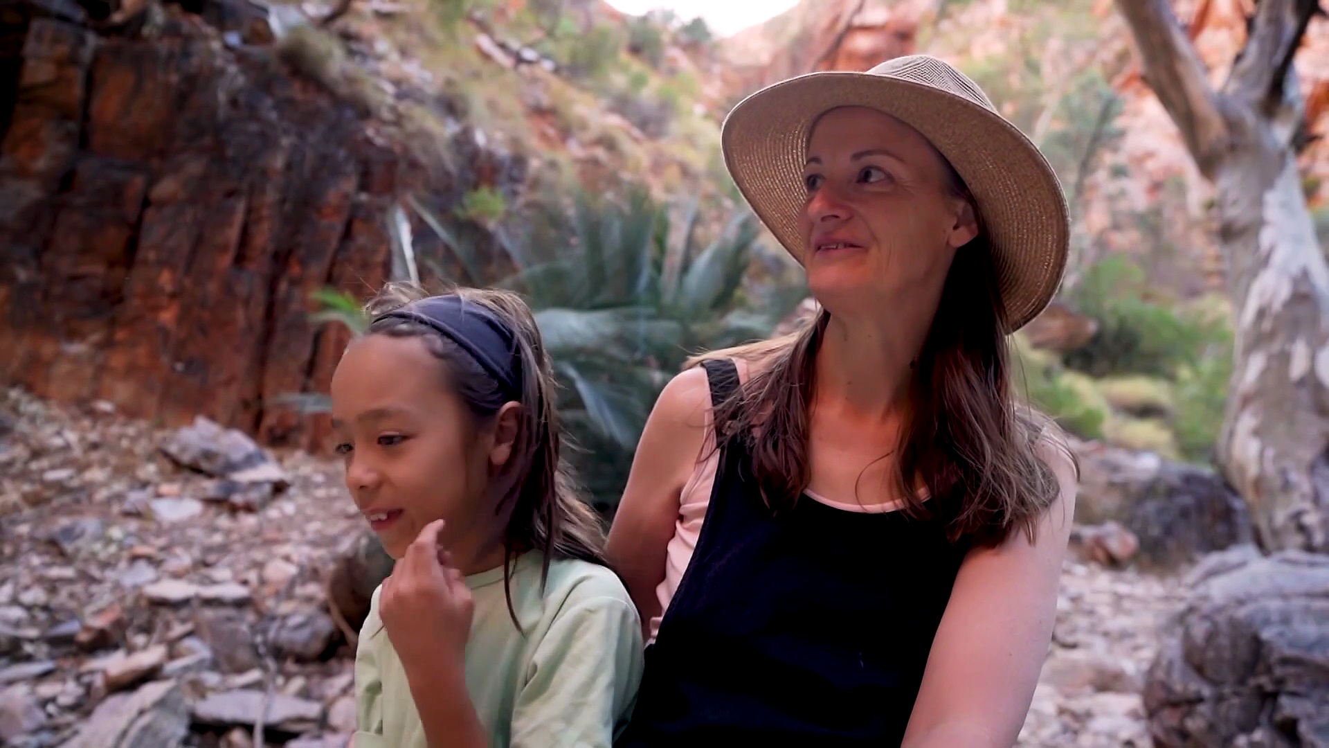 Pianist offers surprise performance in remote Australian outback