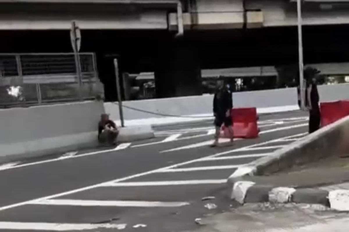 Tiga pak ogah dituduh tutup exit Tol Rawa Buaya, temuan polisi rantai ...