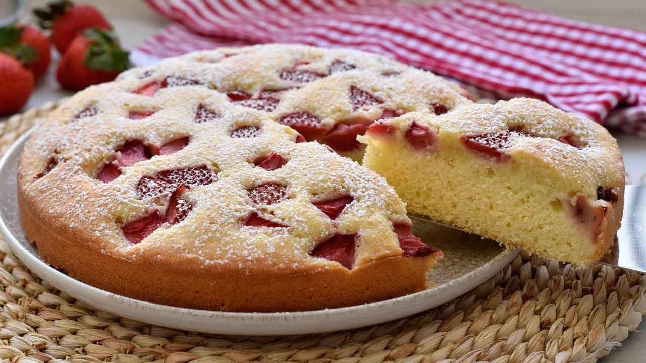 Easy cake with fresh strawberries – simple and delicious