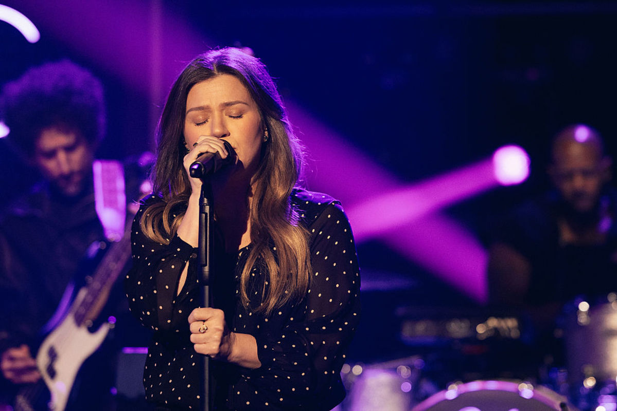 'KPOP Demon Hunters' singer gets emotional after Kelly Clarkson ...