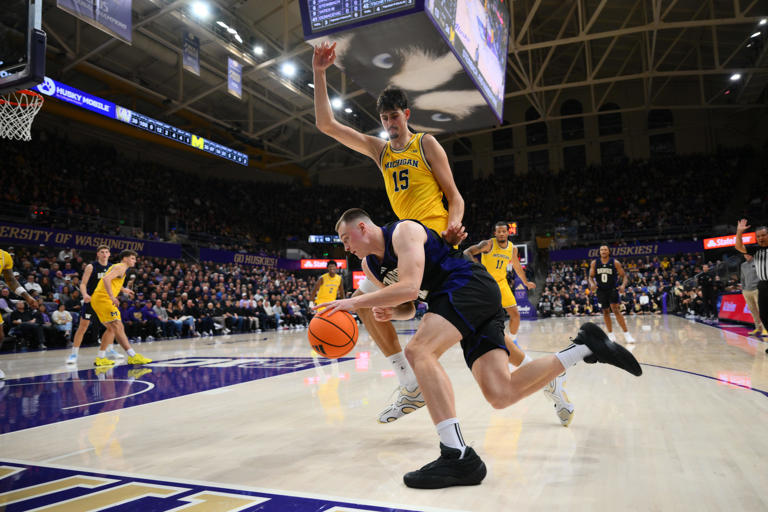 Michigan basketball's huge lineup turning opposing coaches into memes