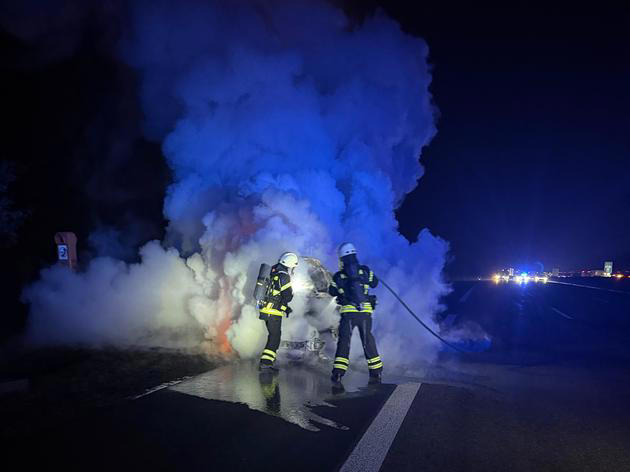Auto brennt auf A7 aus – Vollsperrung in Richtung Süden