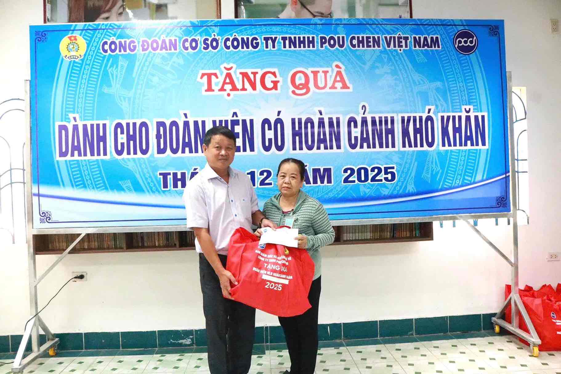 Công đoàn Pou Chen trao quà hỗ trợ đoàn viên lao động khó khăn