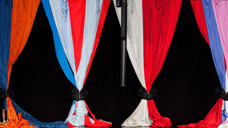 Zes kilometer stof neemt je in 'Inhale delirium exhale' mee op ...