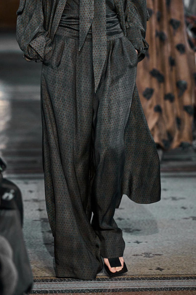 Questi sono i pantaloni classici da avere nell’armadio nel 2026