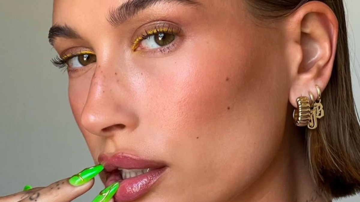 Hailey Bieber: El efecto chic y femenino que querrás añadir a tu manicura