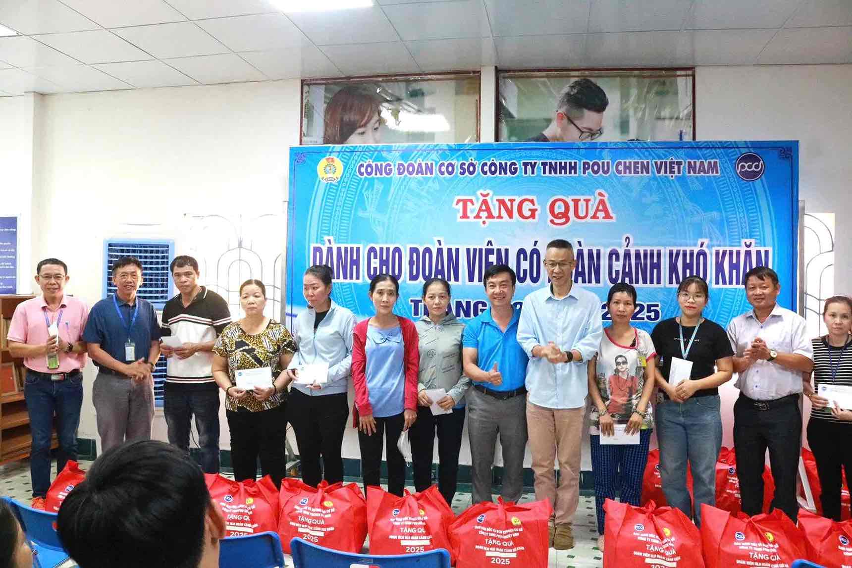 Công đoàn Pou Chen trao quà hỗ trợ đoàn viên lao động khó khăn