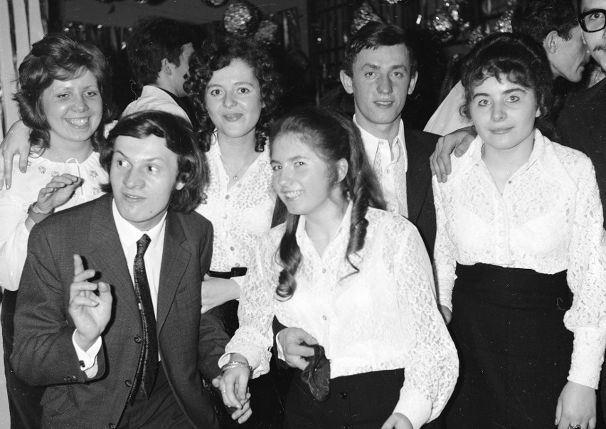 Zabawa na sali gimnastycznej, wojskowa siatka maskująca, skromne stroje ...