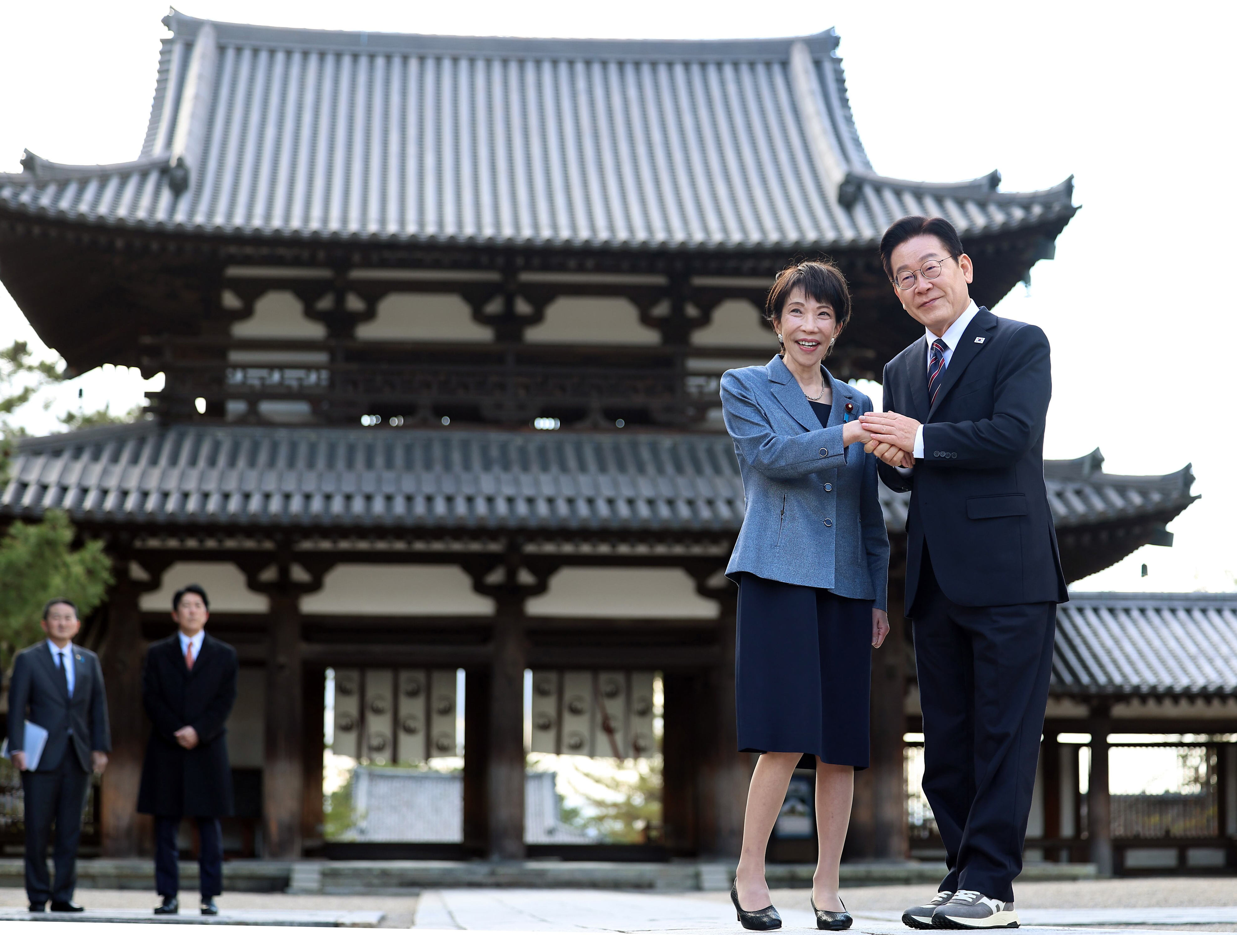 President Lee borrows 750,000 won sneakers during Japan visit