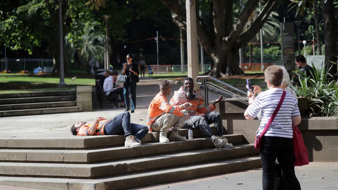 Fearful Aussies start 'job hugging' trend