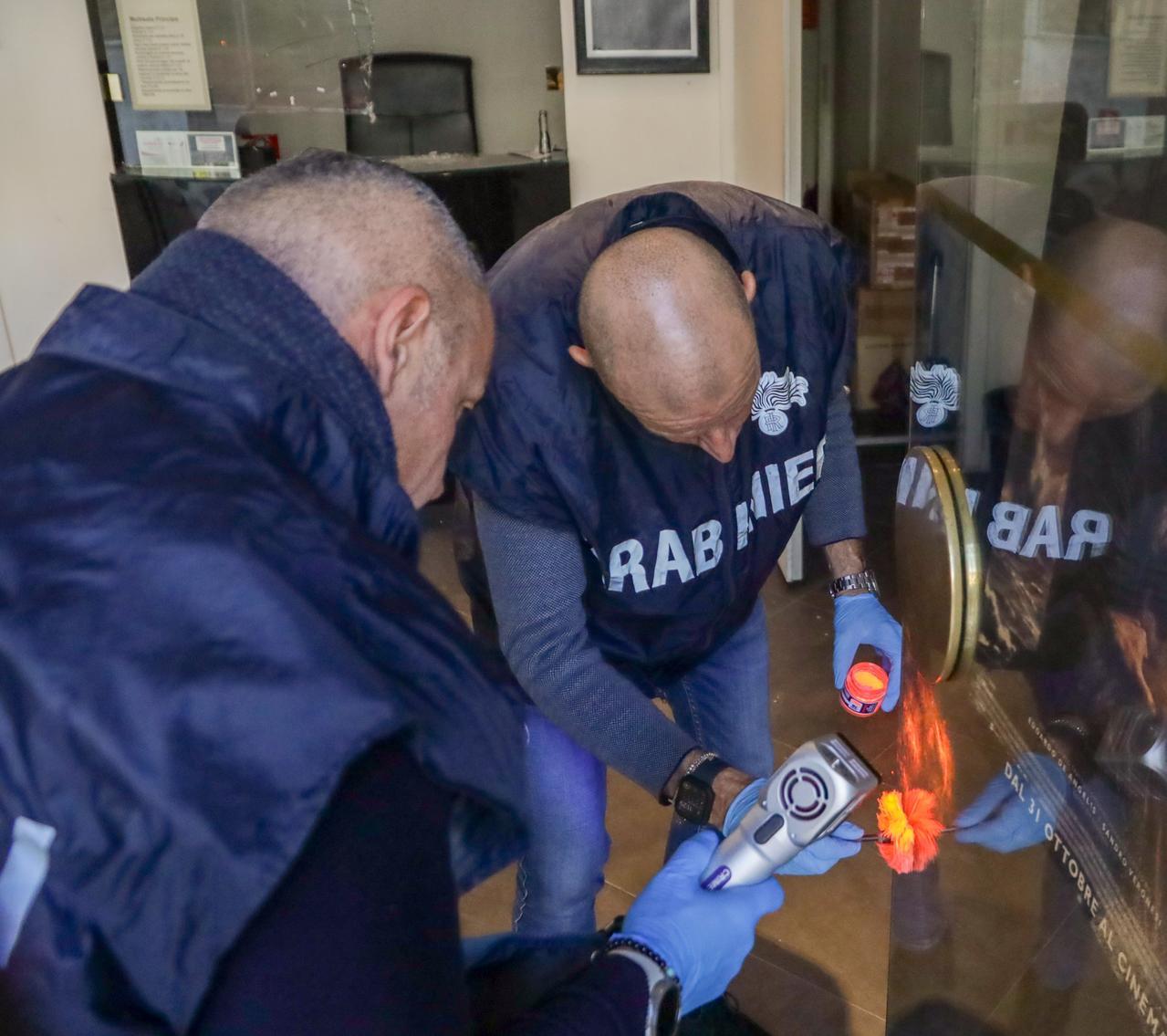 Spaccate e furti in quattro negozi. Coppia nei guai