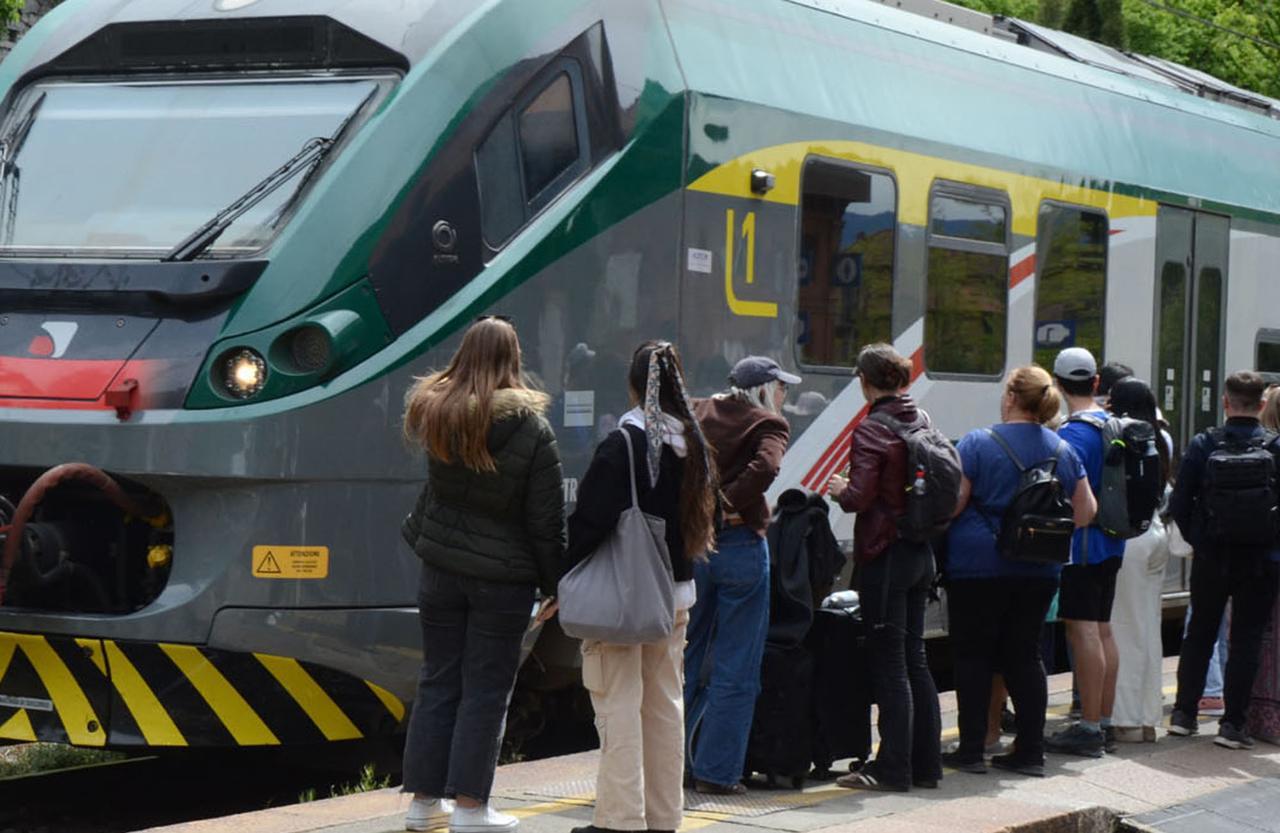 Linea Ferrara–Ravenna, disservizi inaccettabili. Il governo dia risposte
