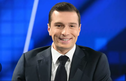 Jordan Bardella et la princesse Maria Carolina au 200 ans du Figaro ...