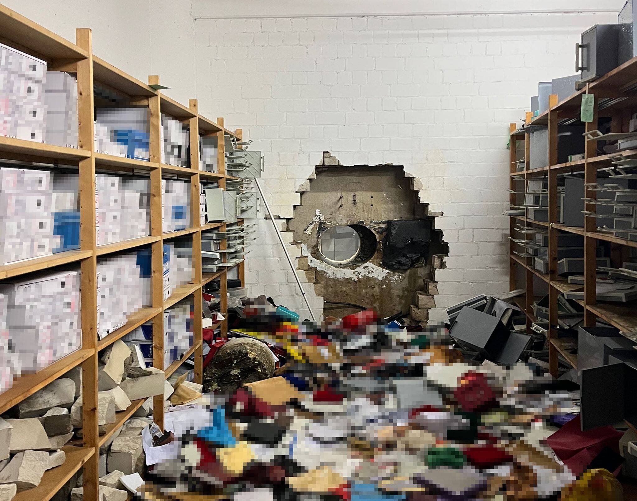 Sparkasse Gelsenkirchen-Buer öffnet nach Einbruch Foyer