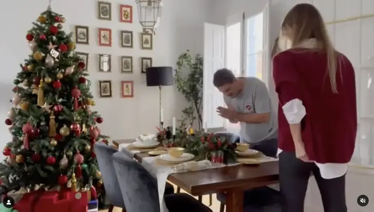 El salón de Antonio Banderas y Nicole Kimpel: paredes clásicas ...