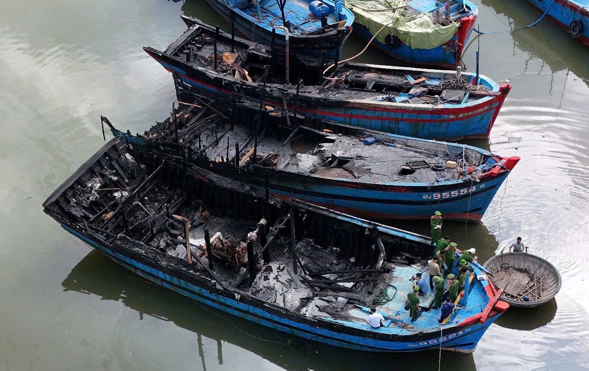 Hình ảnh 4 tàu cá cháy lúc rạng sáng, công an đang tìm nguyên nhân