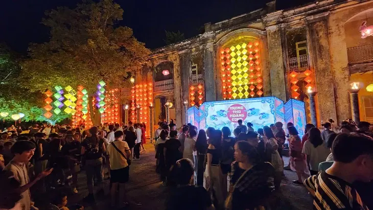 Di tích Đại Nội Huế mọc thêm nhiều nhà rường 'lạ'