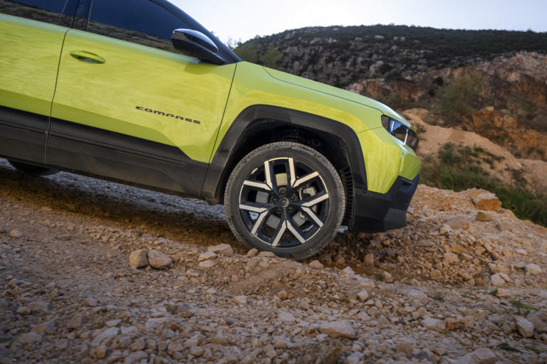 Jeep apre gli showroom, arriva la Compass della maturità