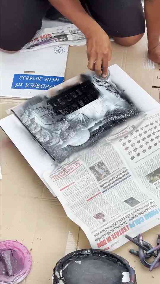 Street artist paints my girlfriend's bag for 20 euros