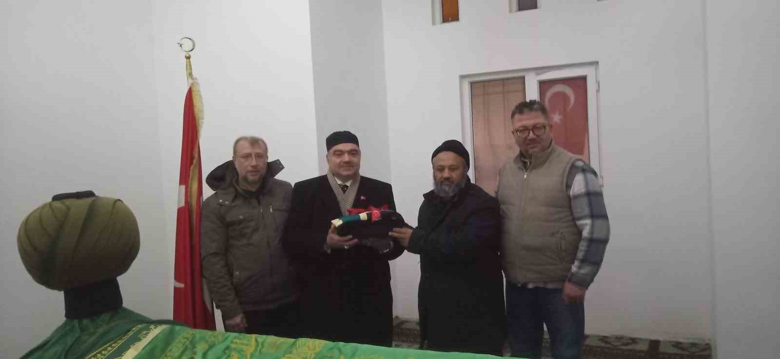 Karadona Hamza Bey’in türbesine Sakal-ı Şerif hediye edildi