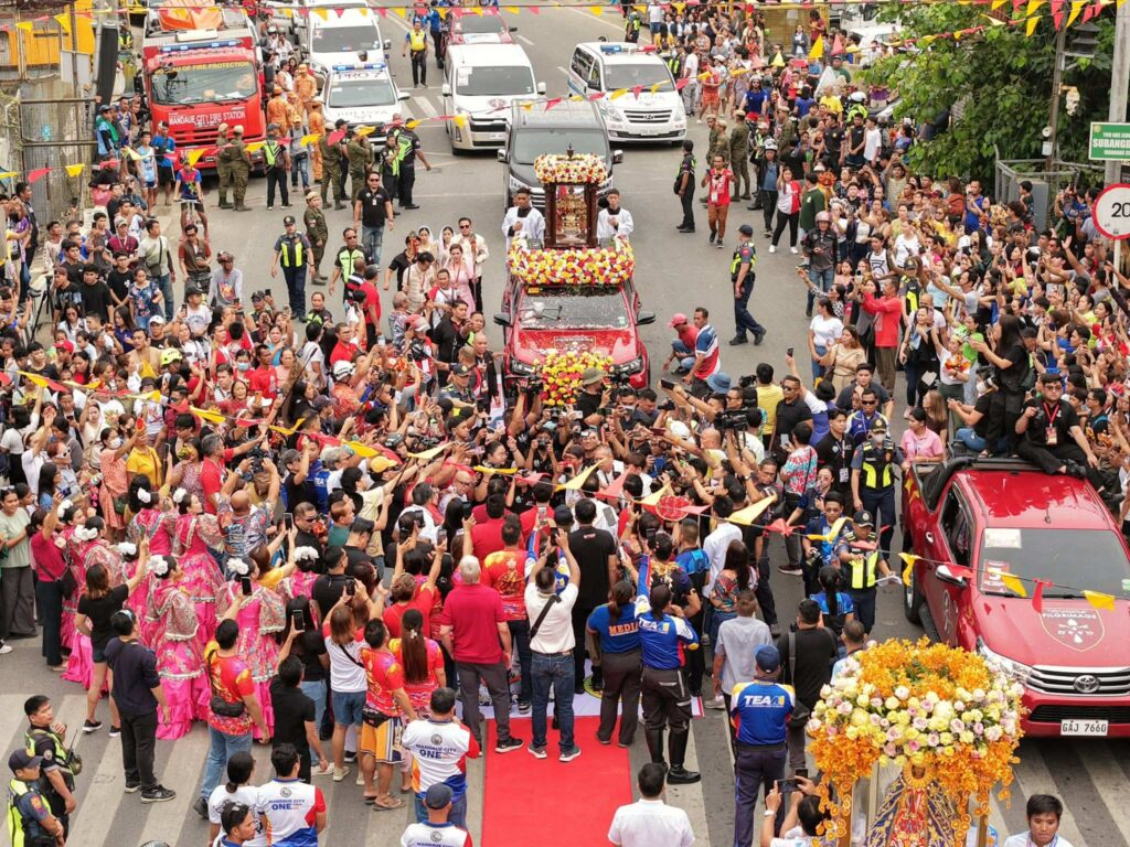 Mandaue City traslacion: 20,000 devotees attend Holy Family journey