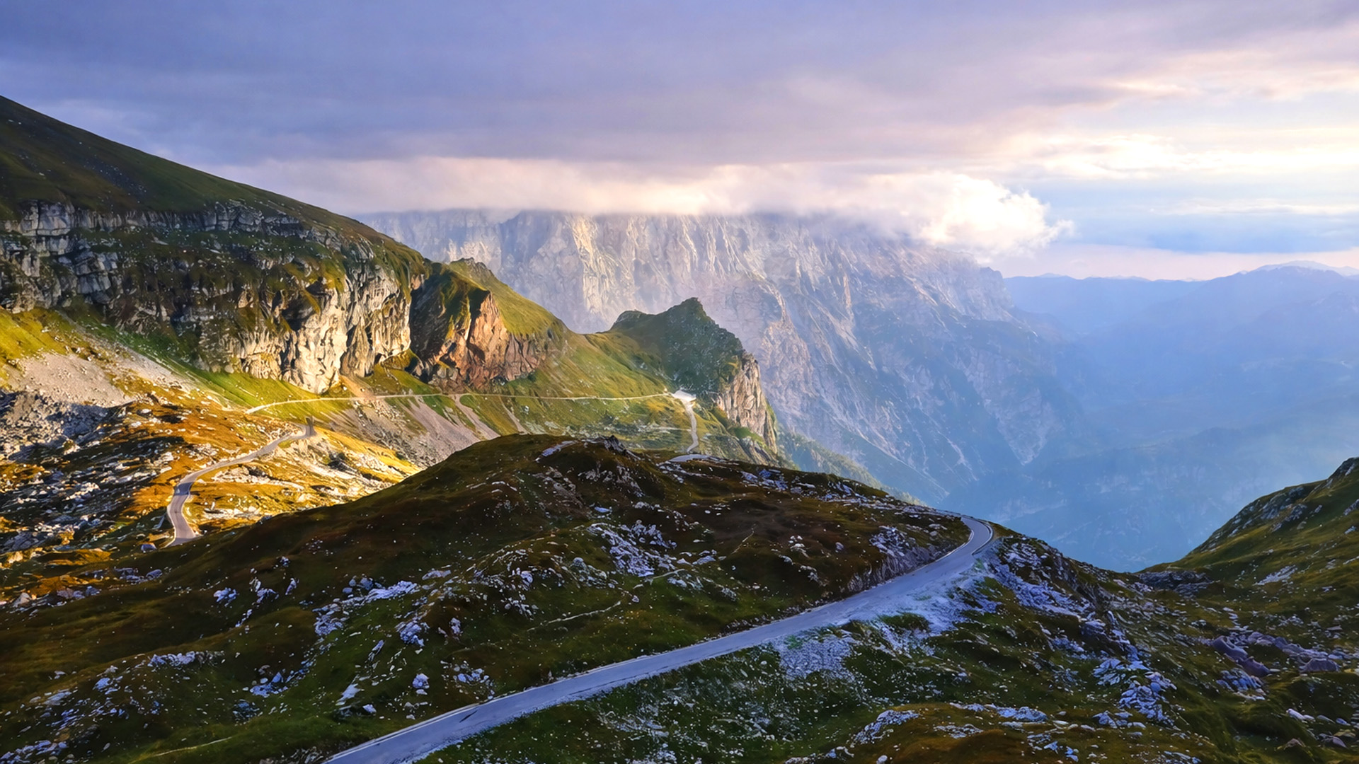 Waarom hangen wolken vaak rond hoge bergpassen?