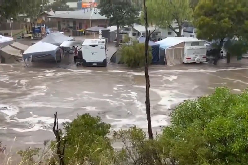 Roof rescues, hundreds evacuated in Wye River, Lorne split in half by ...