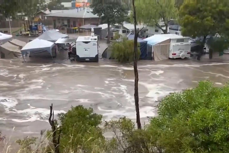 Roof rescues, hundreds evacuated in Wye River, Lorne split in half by ...