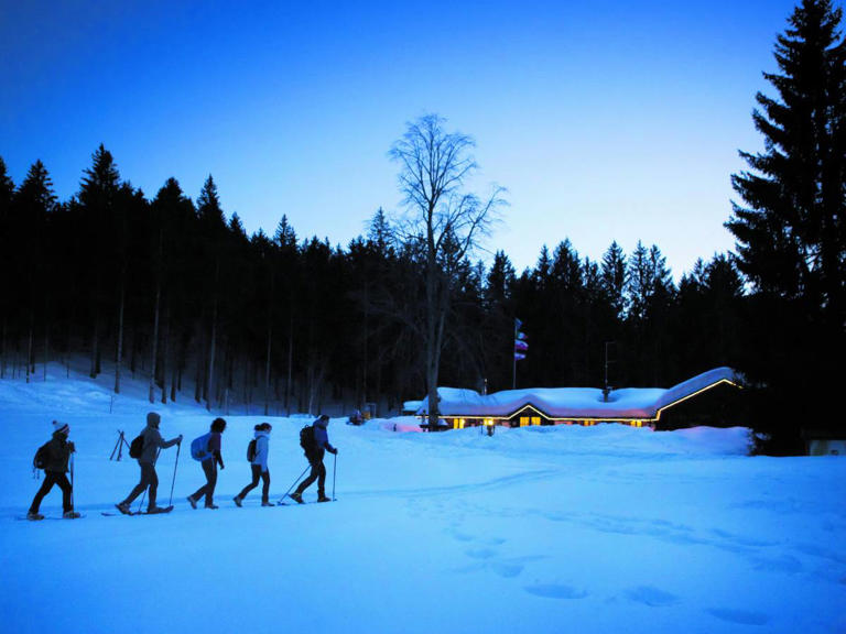 In ciaspole a passi lenti nella neve per entrare in sintonia col silenzio