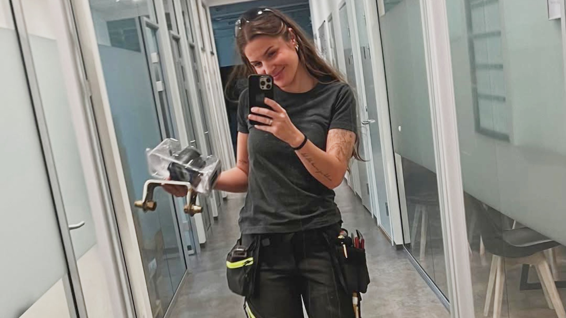 Sie schneidet sich die Haare mit einem Bauwerkzeug: Das Ergebnis ist ...