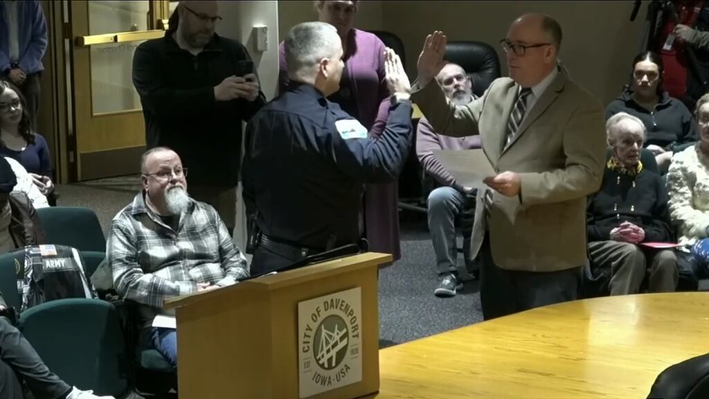 6 new police officers sworn in at Davenport City Council