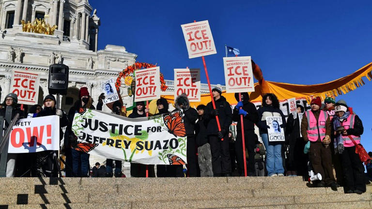 Tensions escalate as US immigration officer shoots Venezuelan man in ...