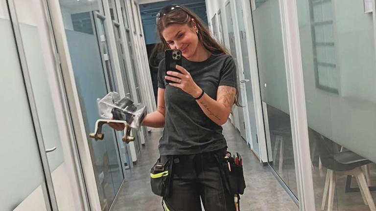 Hun klipper håret sitt med et konstruksjonsverktøy: resultatet er ...