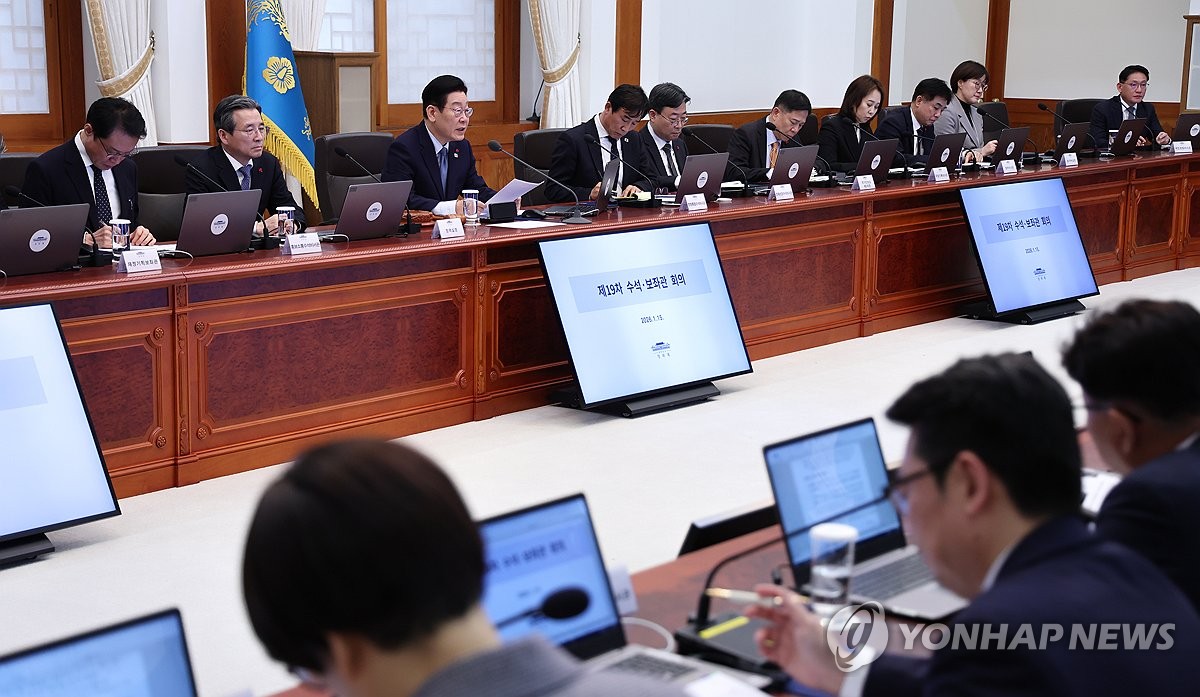 Lee holds meeting with top aides