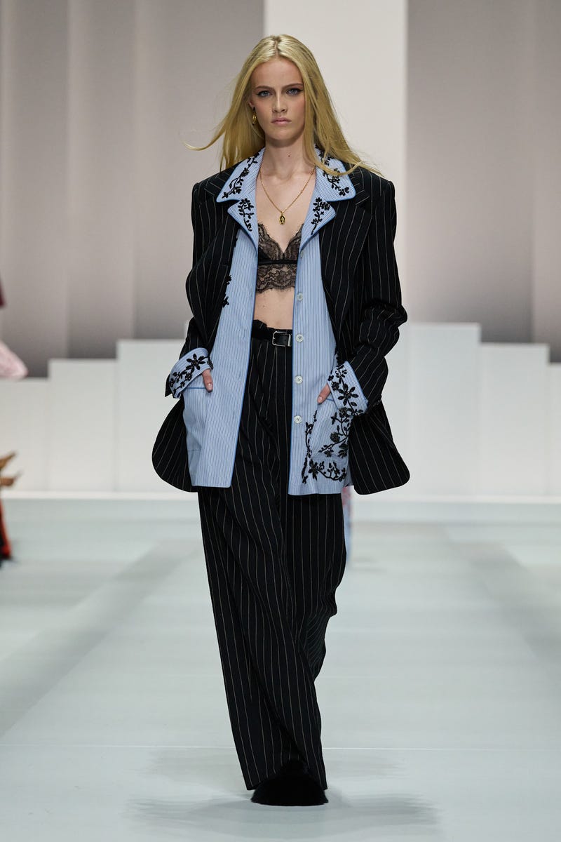 Questi sono i pantaloni classici da avere nell’armadio nel 2026